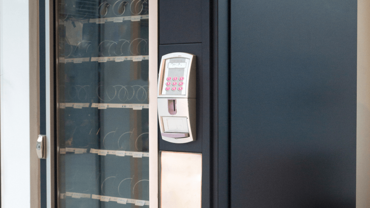 How Many Snacks Does a Vending Machine Hold? Snacks & Beverage
